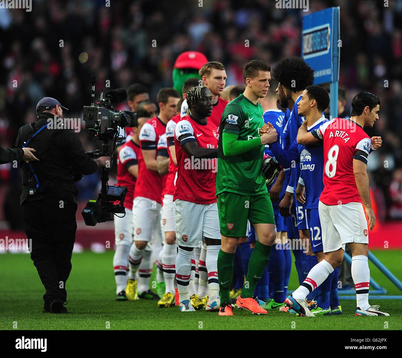 Soccer teams shake hands hi-res stock photography and images - Alamy