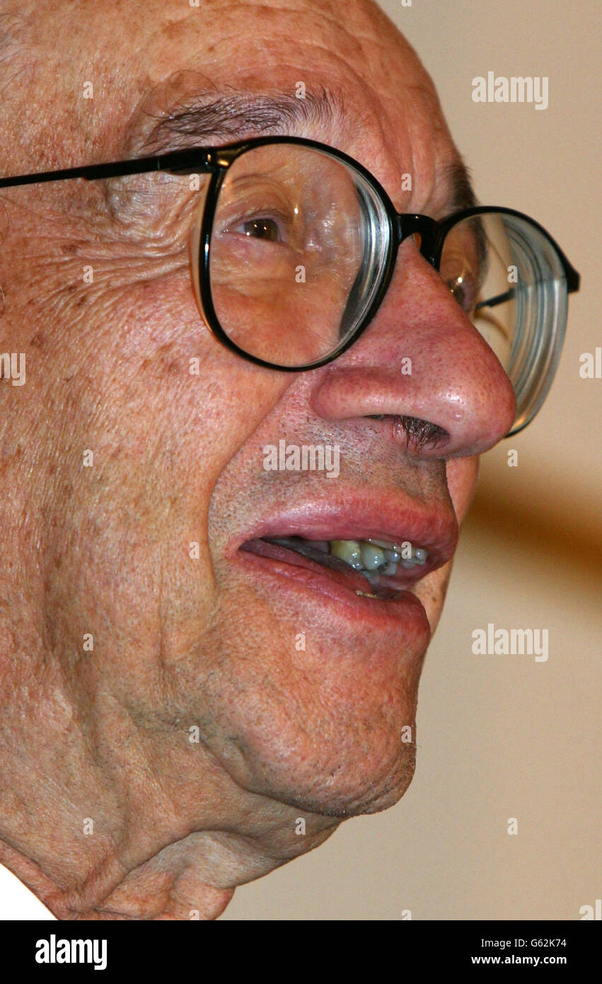 US Federal Reserve Chairman Alan Greenspan addresses an audience of ...