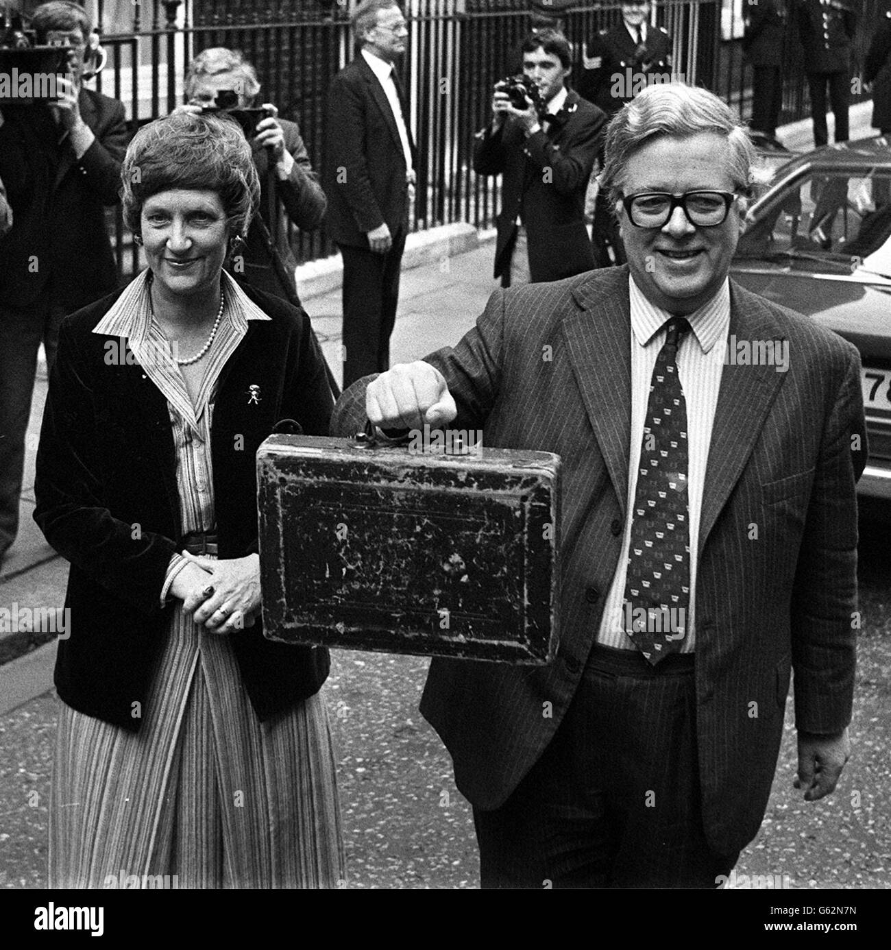 Sir Geoffrey Howe and budget box Stock Photo - Alamy