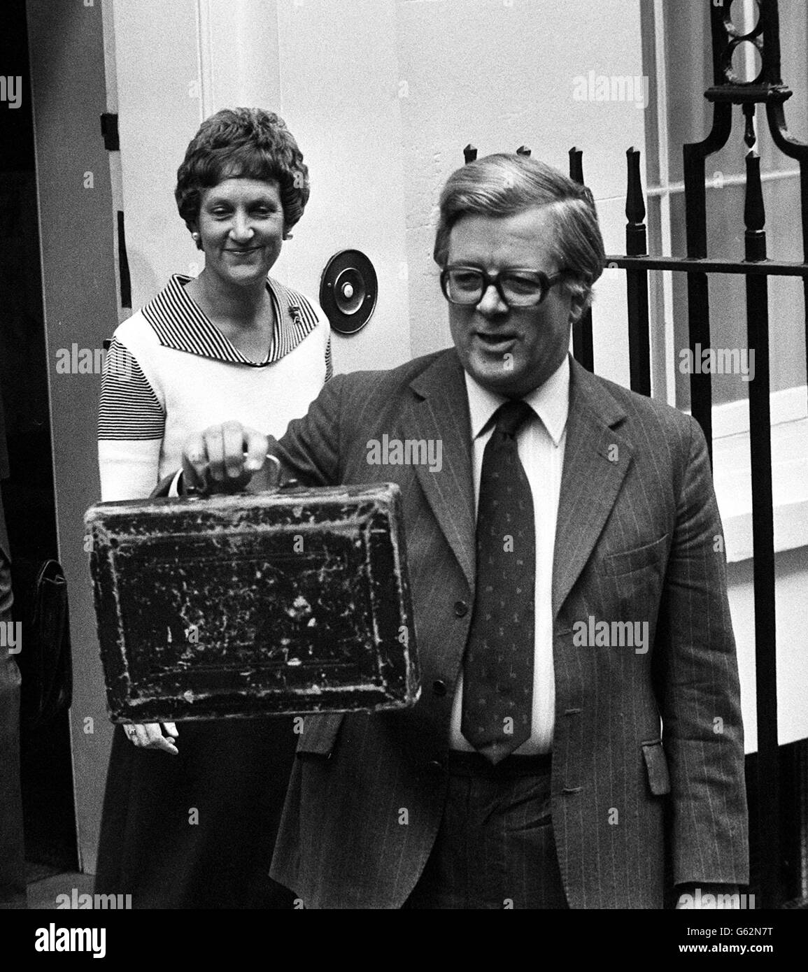 Sir Geoffrey Howe with budget box Stock Photo - Alamy