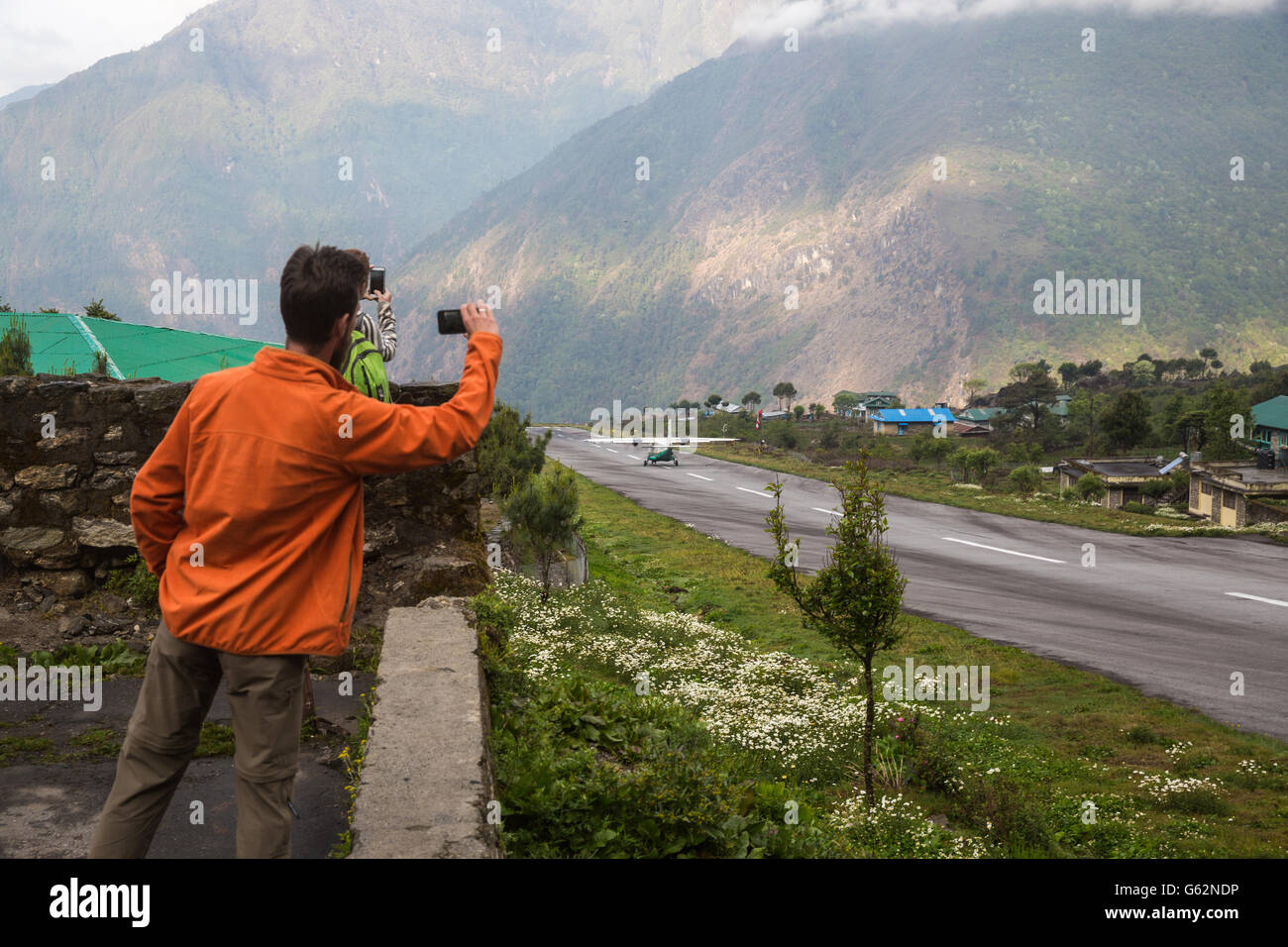 Airplane at lukla airport nepal hi-res stock photography and images - Alamy