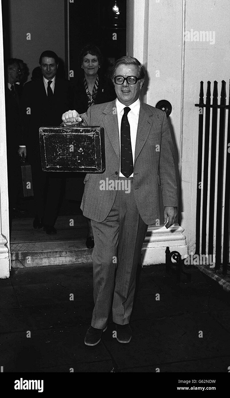 Sir Geoffrey Howe leaves with budget Stock Photo - Alamy