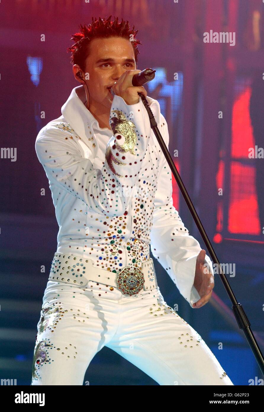 Celebrity singing microphone gareth gates hi-res stock photography and ...