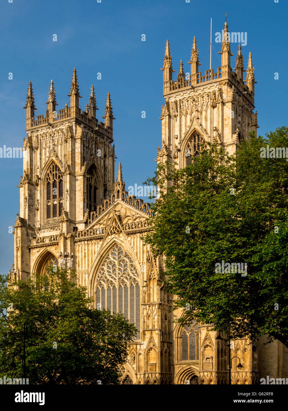 Minster exterior hi-res stock photography and images - Alamy