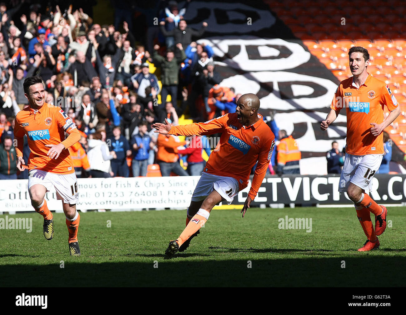 Left right blackpools barry ferguson hi-res stock photography and ...