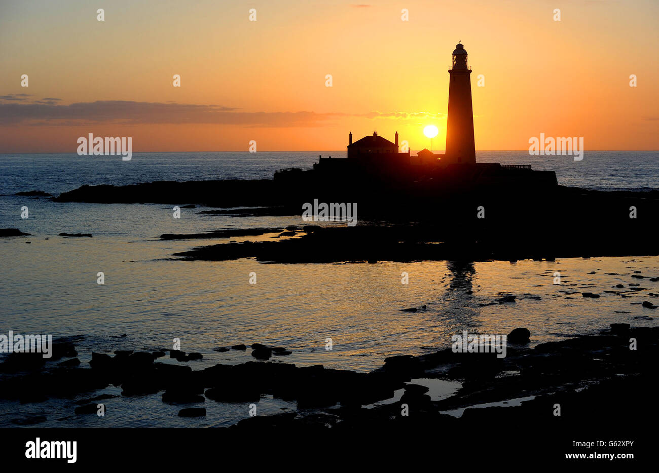 The sun rises over St Mary's Lighthouse at Whitley Bay, North Tyneside ...