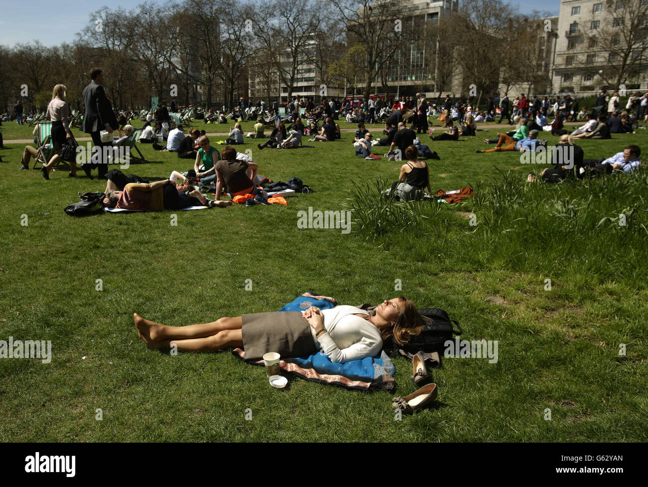 People enjoying the warm weather in Green Park, central London Stock ...