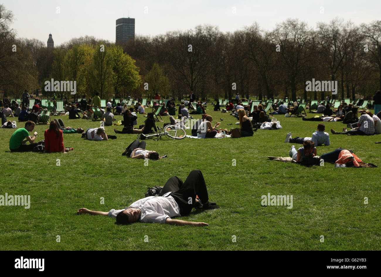 People enjoying the warm spring weather in green park hi-res stock ...