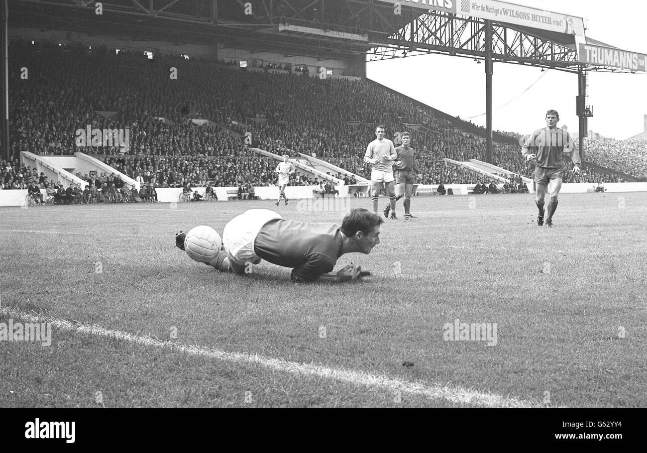 Road manchester city football Black and White Stock Photos & Images - Alamy