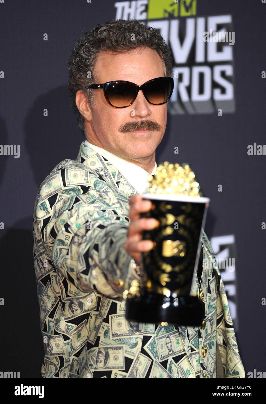 Showbiz mtv mangkr half length mid hi-res stock photography and images ...