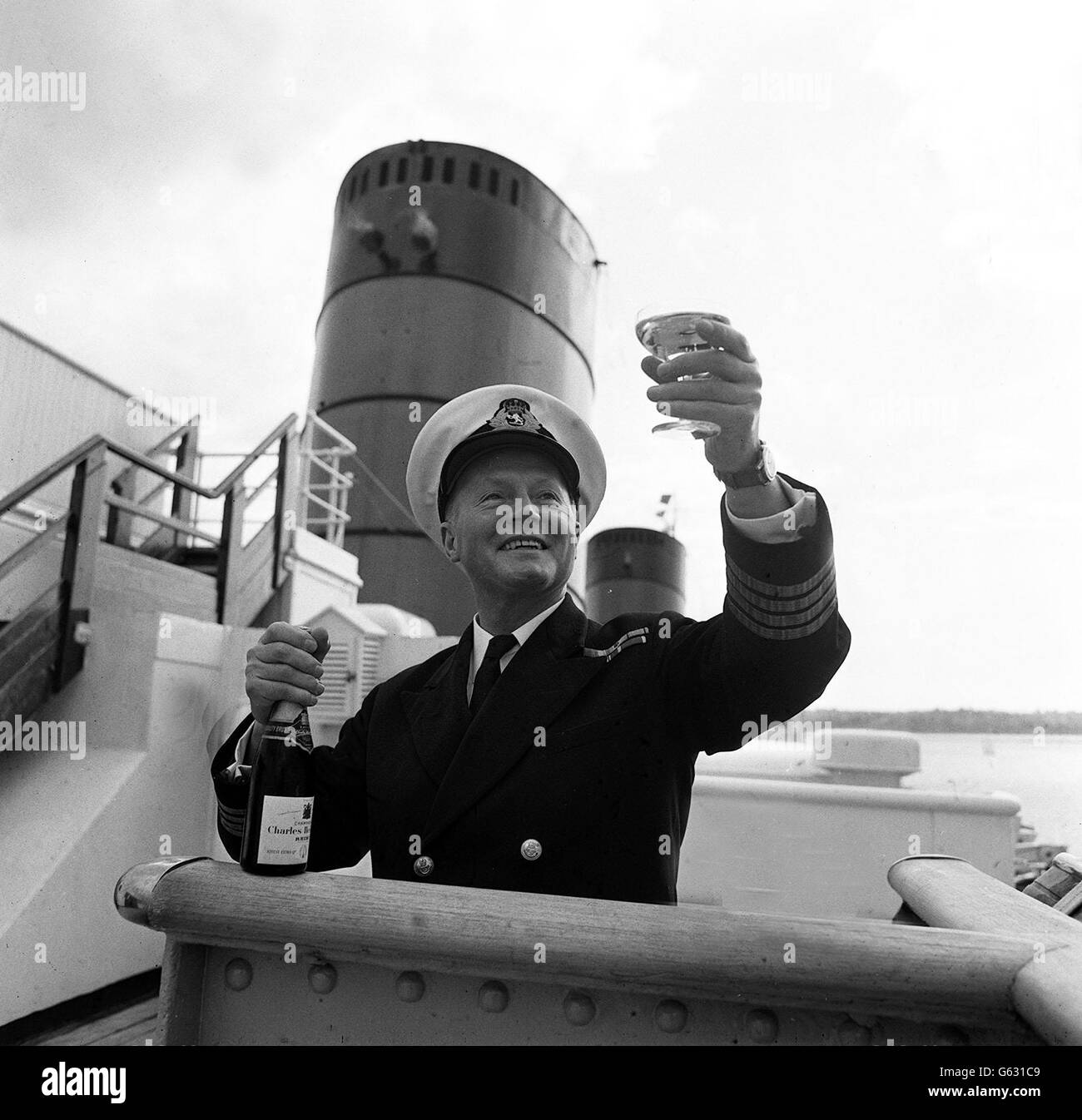 Queen Elizabeth Ii Ship New York Stock Photos & Queen Elizabeth Ii Ship ...
