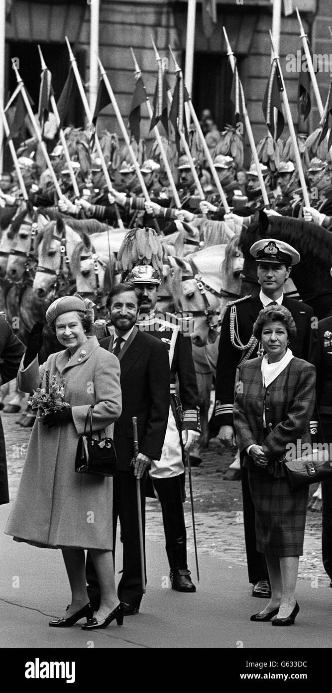 Queen elizabeth black background hi-res stock photography and images ...