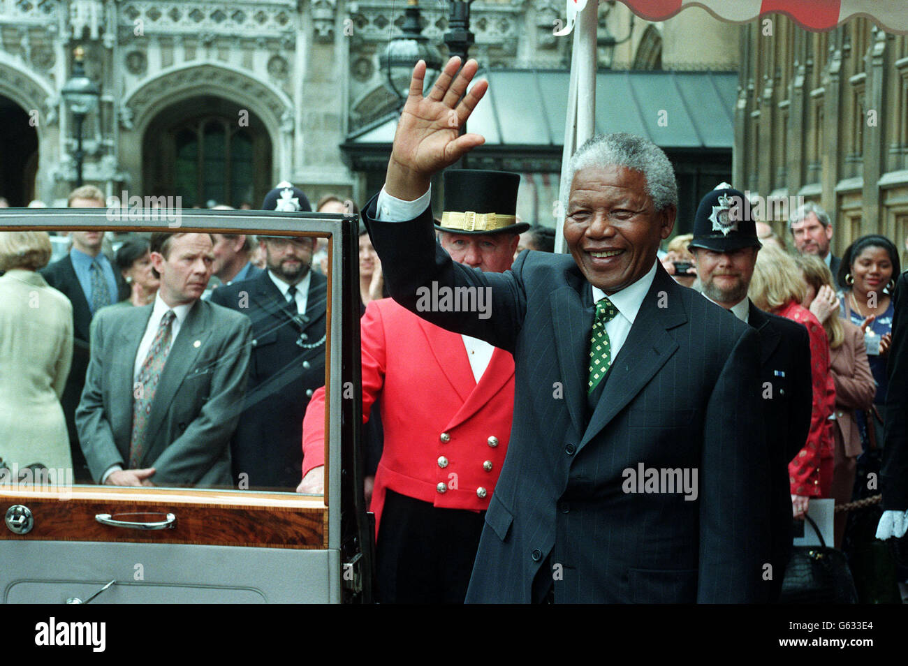 Nelson mandela smiling waving hi-res stock photography and images - Alamy