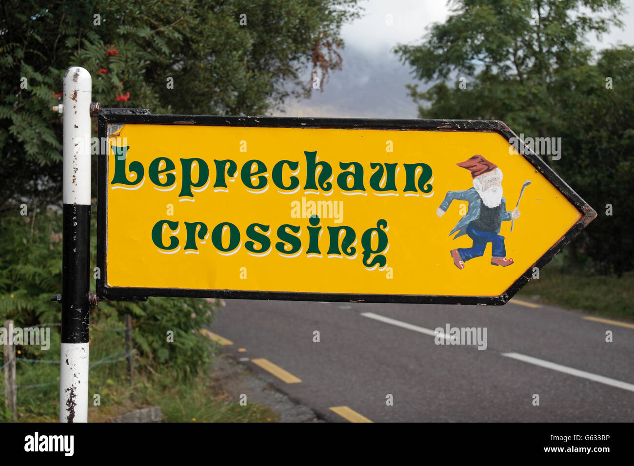 "Leprechaun crossing" signpost on the Ring of Kerry scenic drive, Co ...