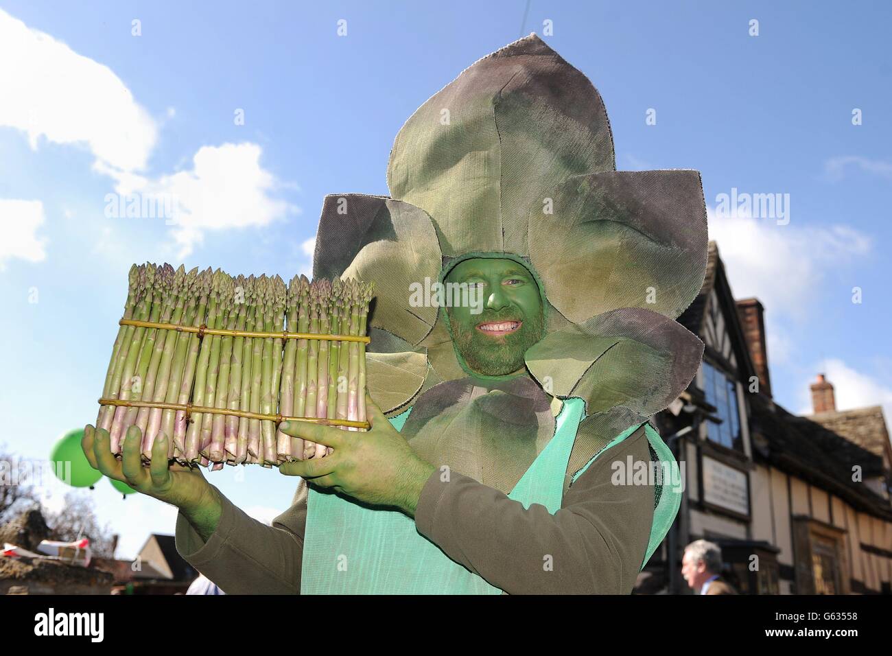 Gus the Asparagus man holds the world's largest round of asparagus as ...