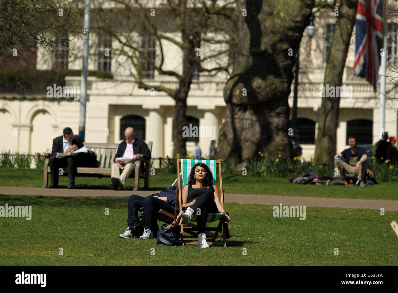 People enjoy spring sunshine in st park in central london hi-res stock ...
