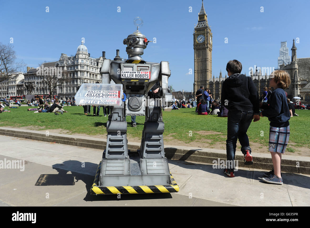 Humans and robots hi-res stock photography and images - Alamy
