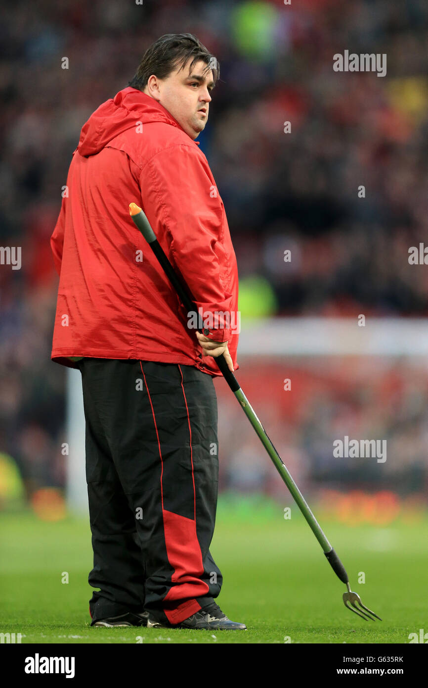 Manchester united groundsman old trafford hi-res stock photography and ...