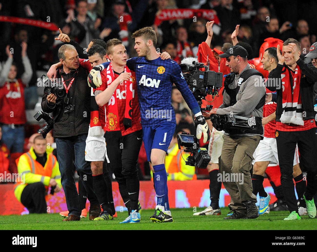 Manchester United players celebrate on the pitch after becoming Premier ...