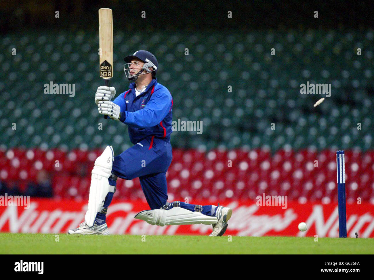 Sport cricket adam hollioake hi-res stock photography and images - Alamy