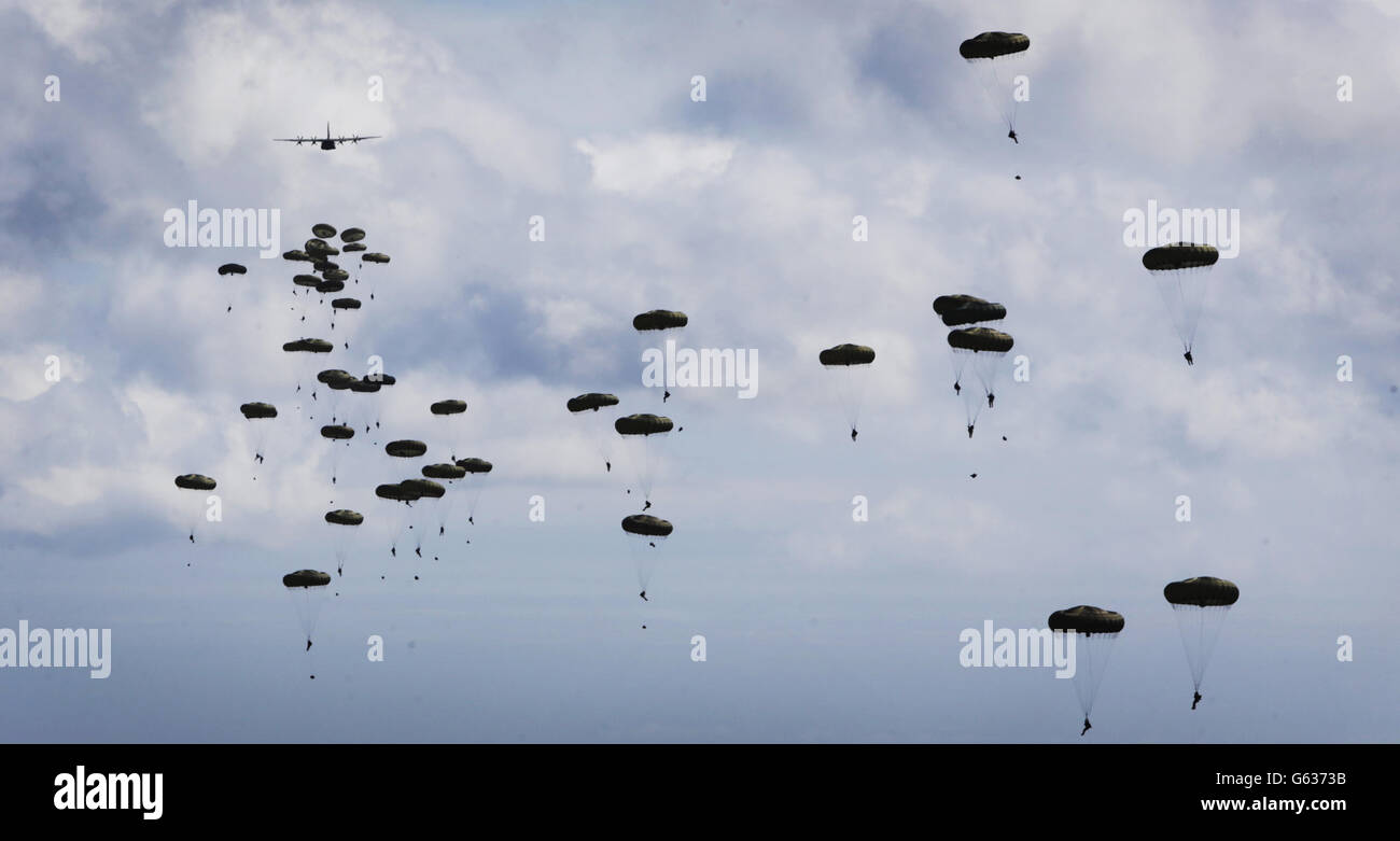 Ahead taking part in exercise joint warrior hi-res stock photography ...