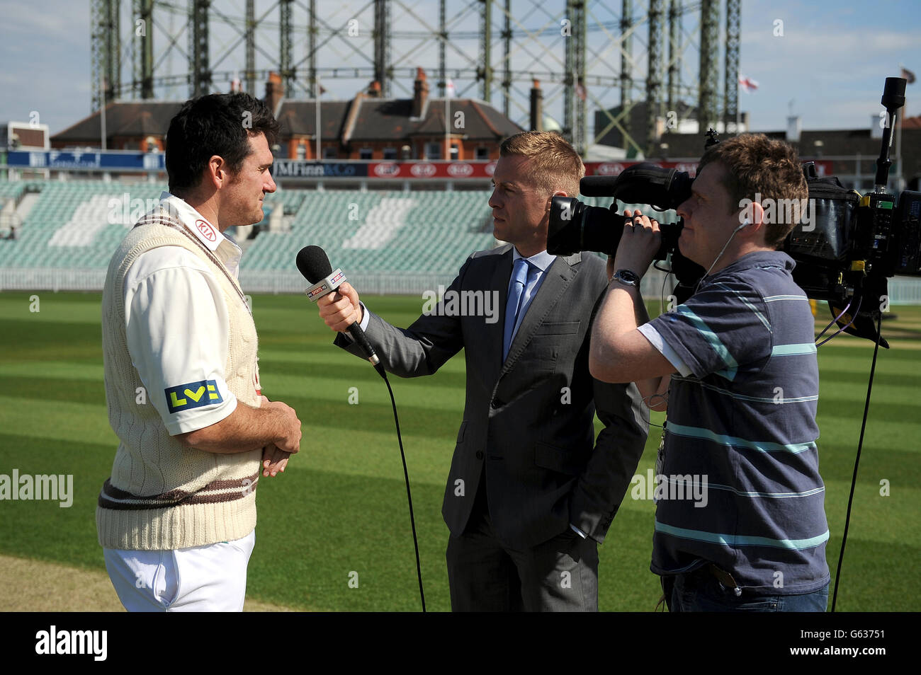 Surrey captain graeme smith interviewed by david fulton hi-res stock ...