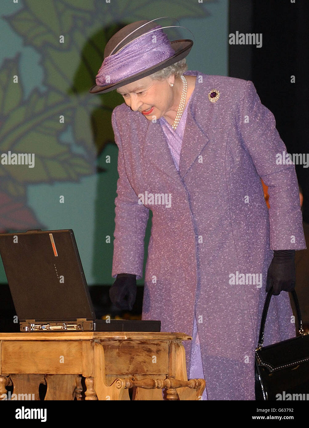 Queen computer visit hi-res stock photography and images - Alamy