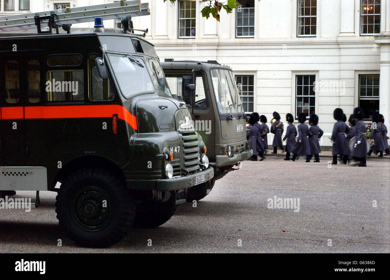 British Army Green Goddess Fire Trucks Line Up Wellington Barracks High ...