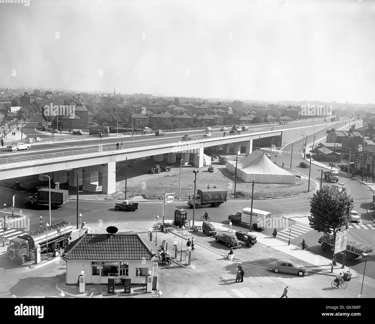 London motorway flyover hi-res stock photography and images - Alamy