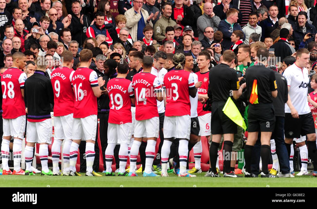 Arsenal players provide a guard of honour for Manchester United players ...