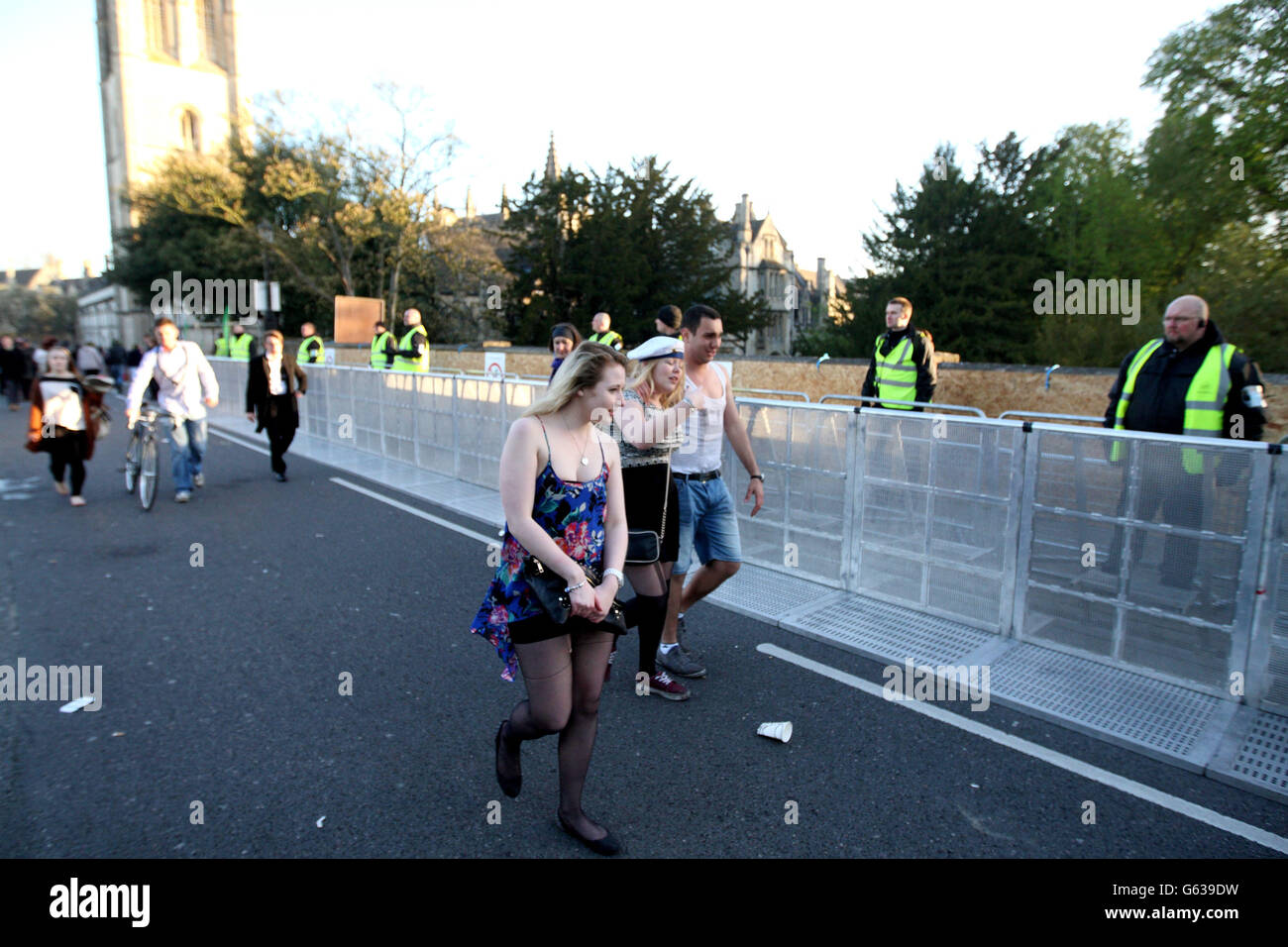Students and local residents converse on Magdalen Bridge in Oxford to ...