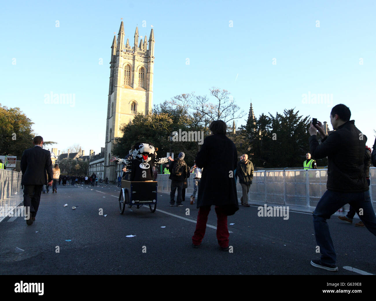 Students and local residents converse on Magdalen Bridge in Oxford to ...