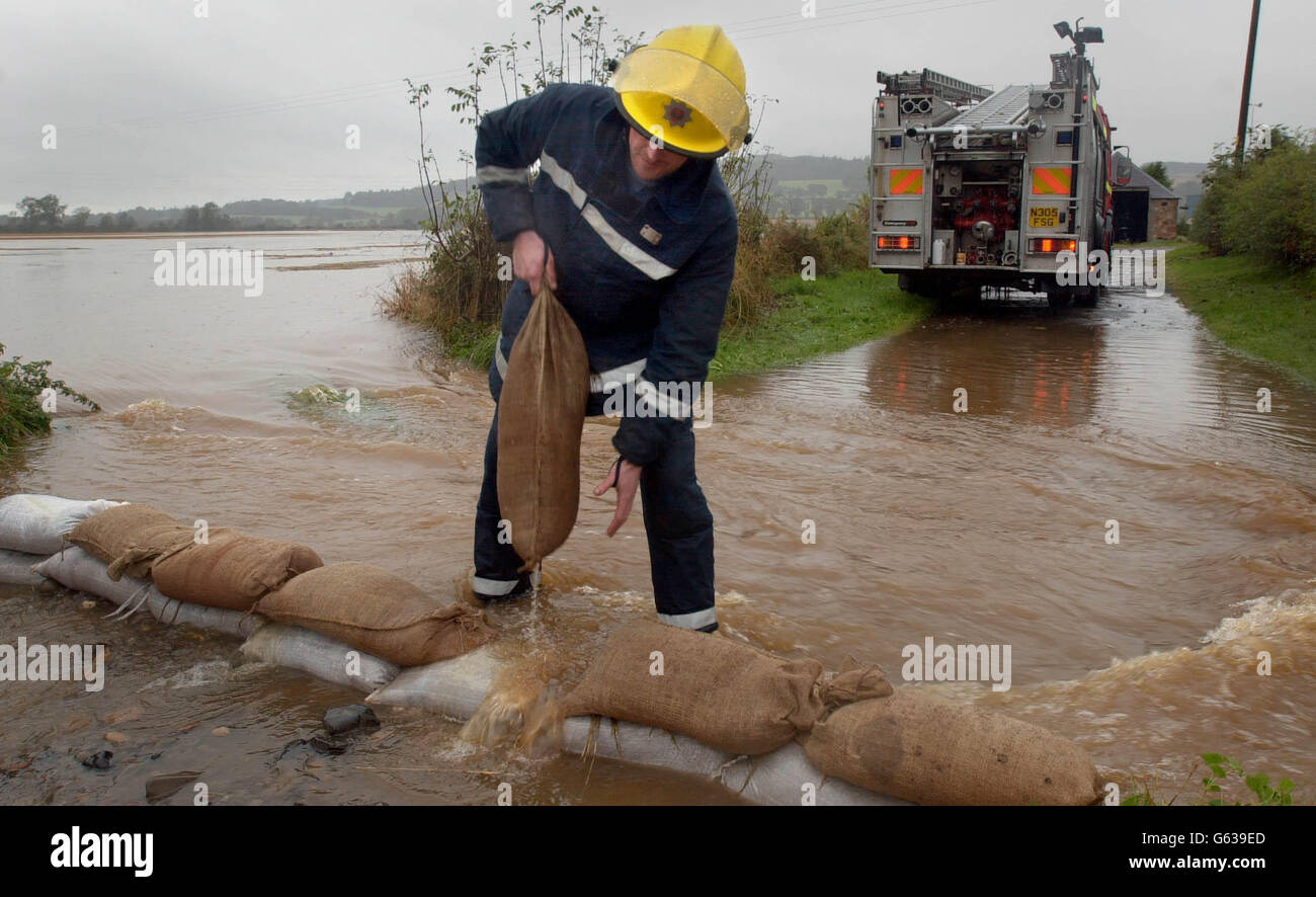 Emergency services fire engine flooding flood defences disaster hi-res ...