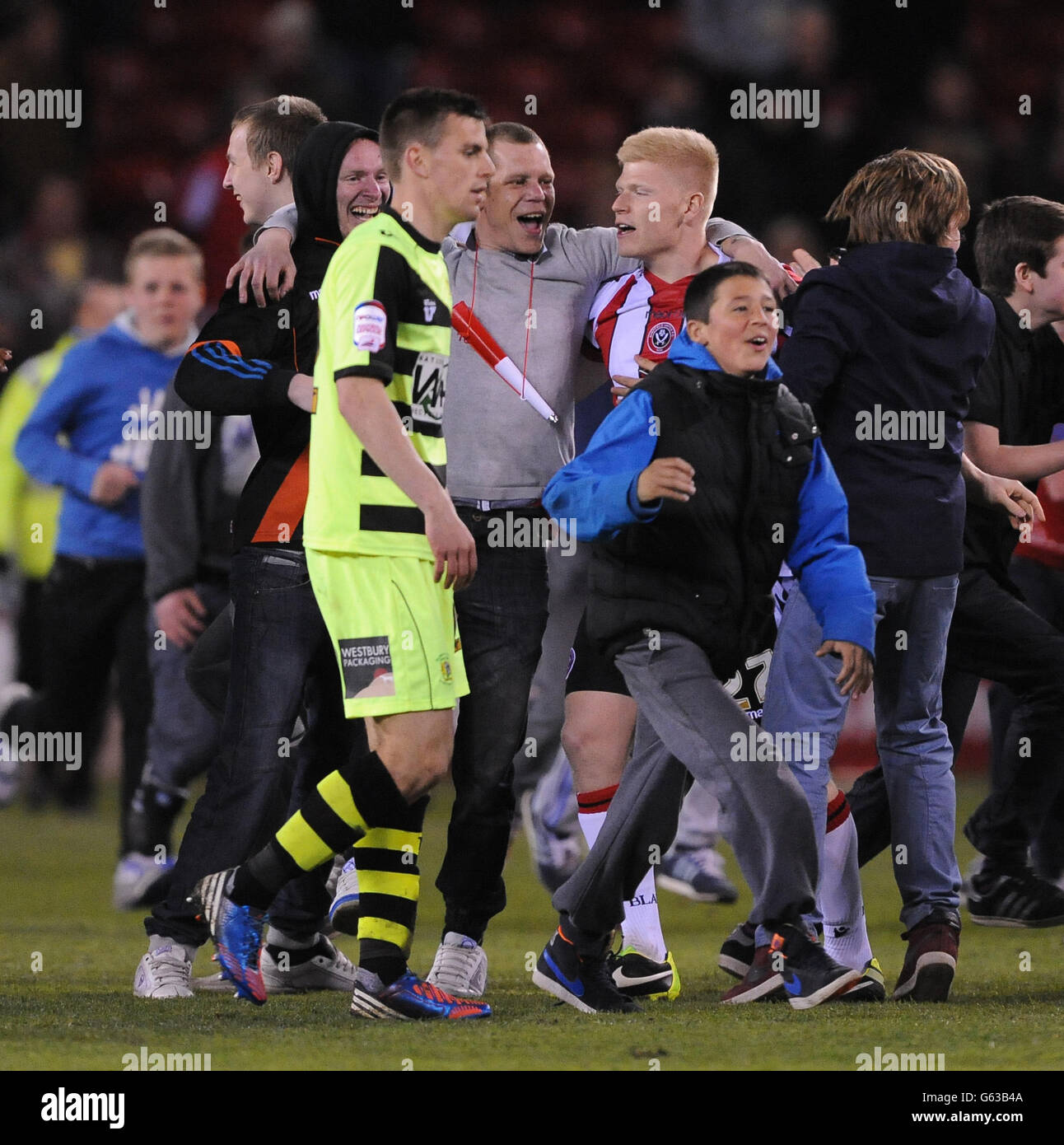 Sheffield United fans invade the pitch, celebrating with Elliott ...