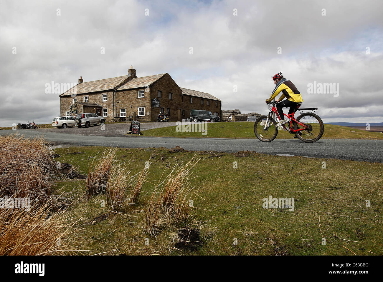 Tan hill inn spring hi-res stock photography and images - Alamy