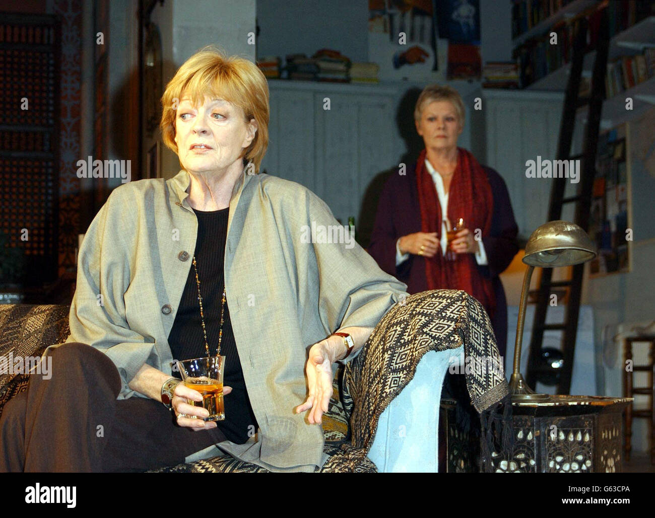 Maggie smith on stage hi-res stock photography and images - Alamy