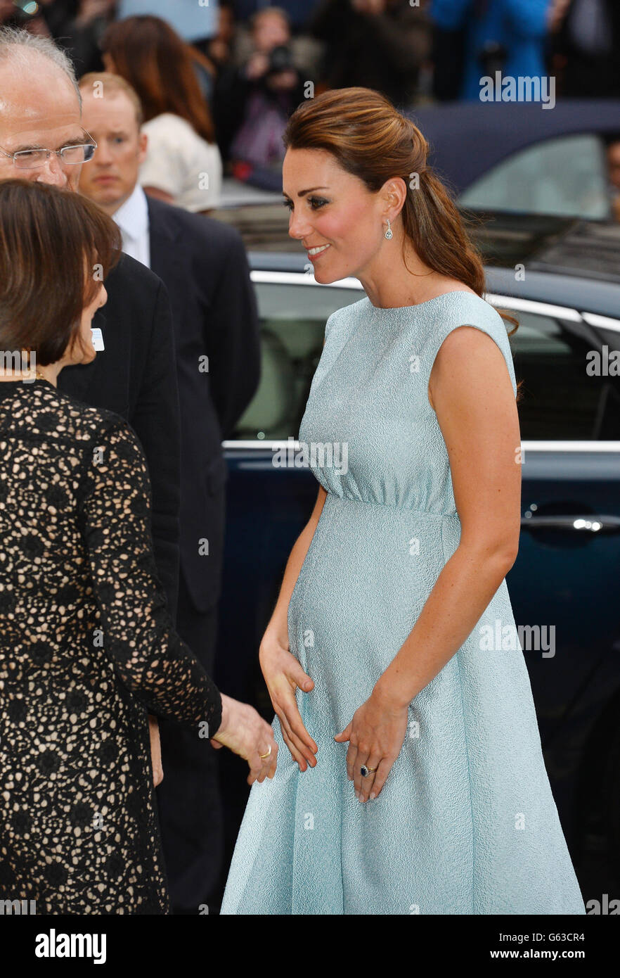 The duchess cambridge arriving visit national portrait gallery hi-res ...