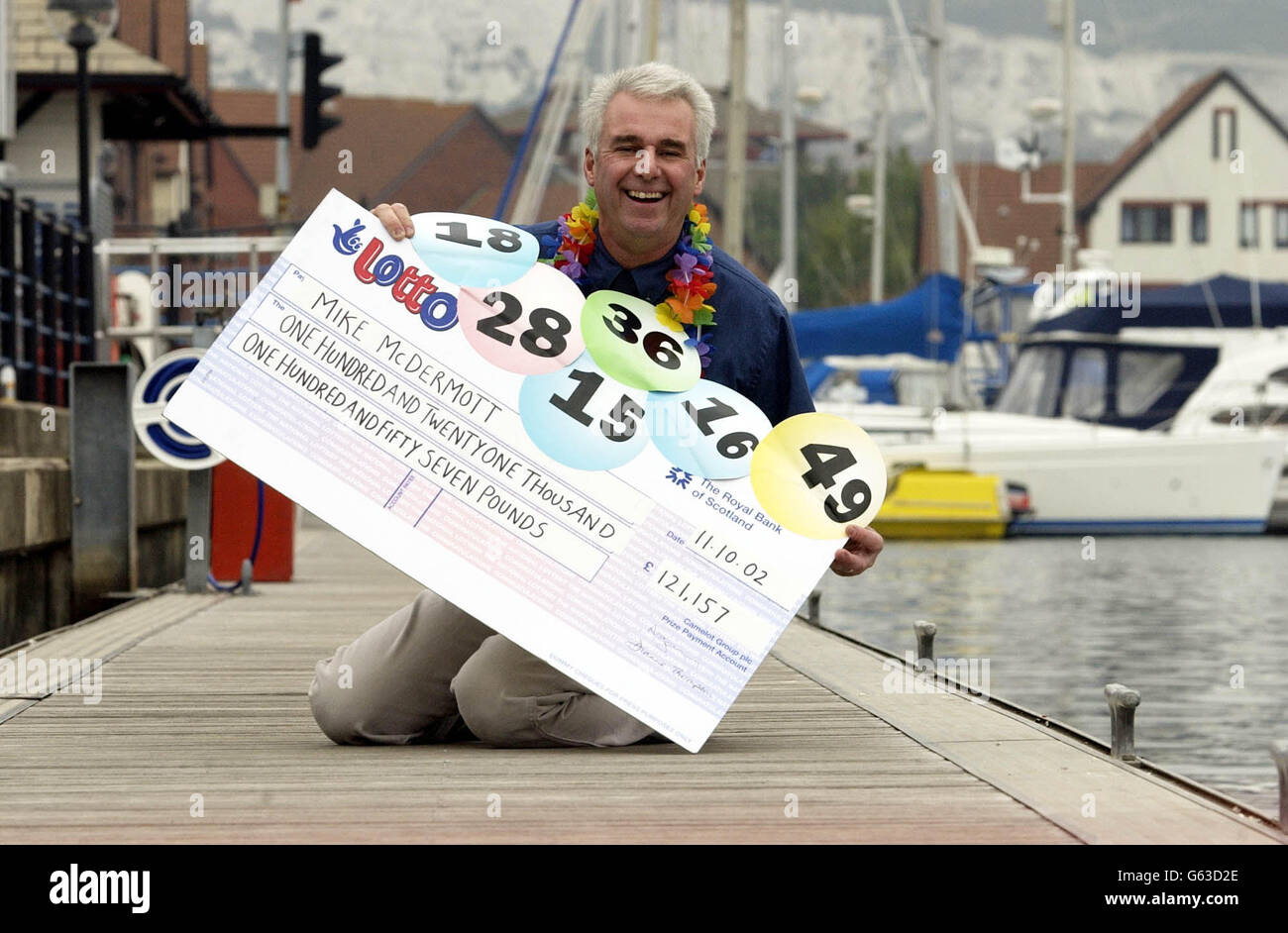 Giant cheque hi-res stock photography and images - Alamy