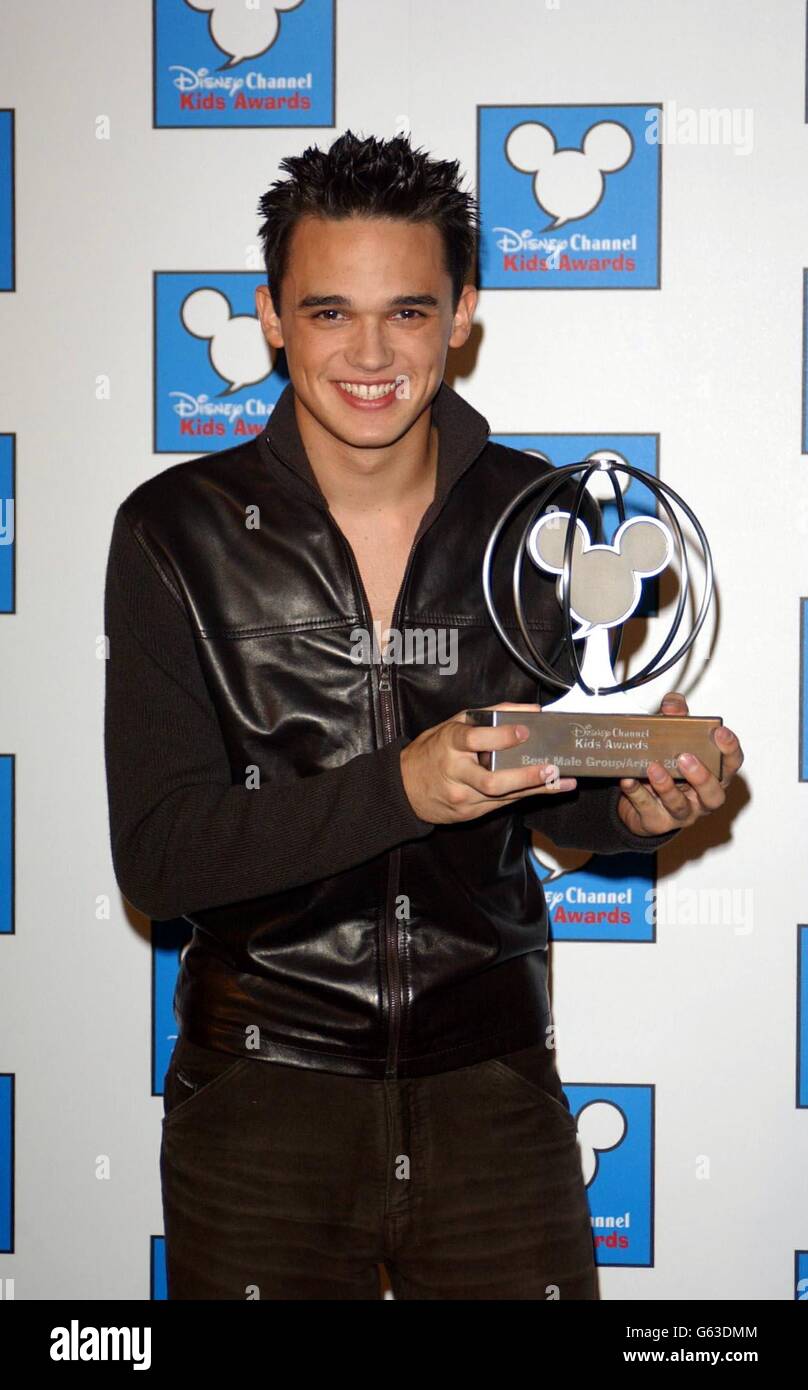 Gareth Gates holding his award for Best Male during the Disney Channel ...