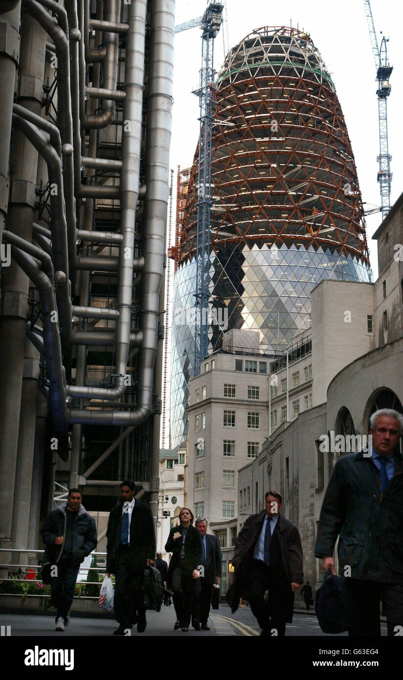 200 tallest building in london few miles away canary wharf hi-res stock ...