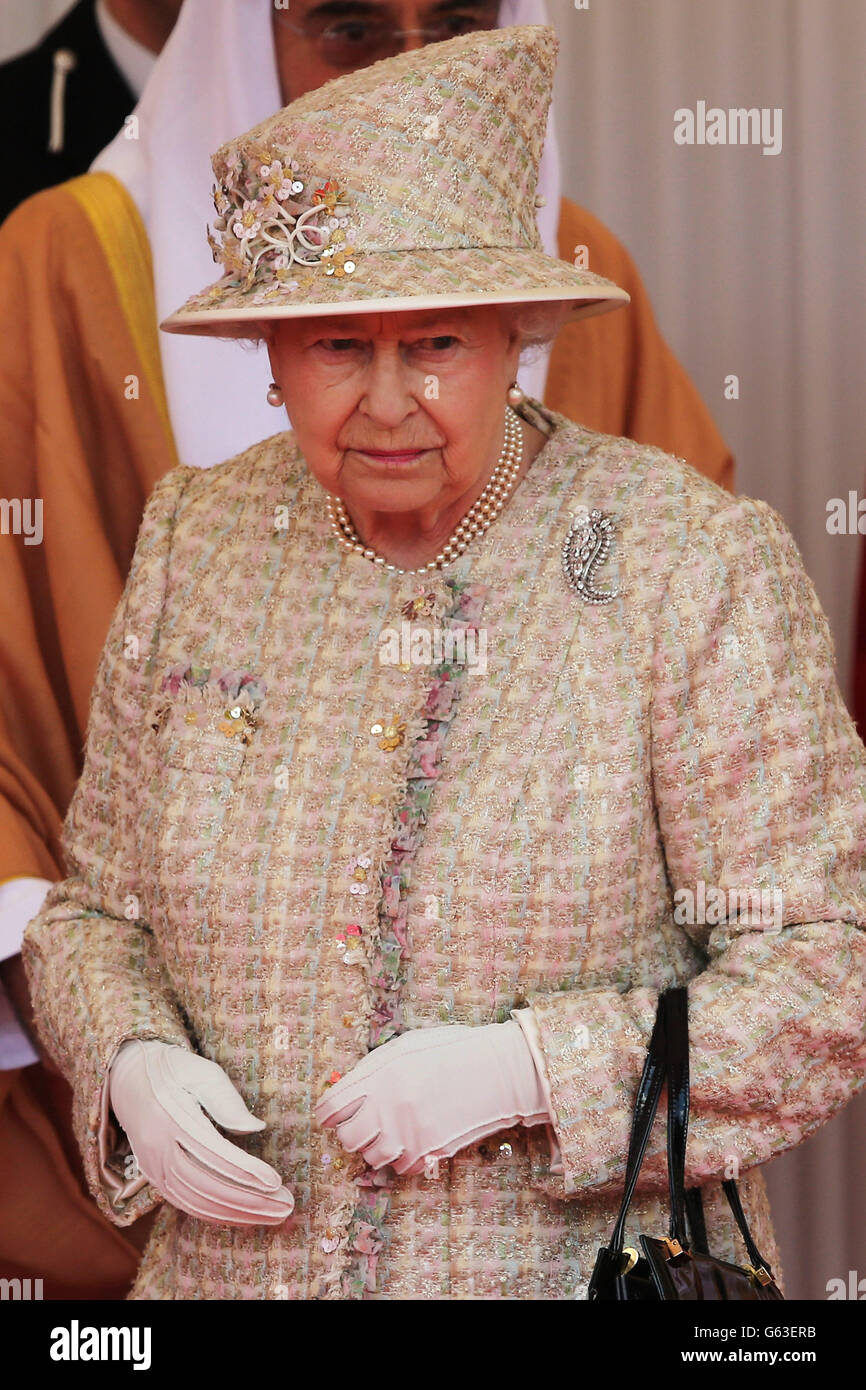 Queen Elizabeth II arrives to greet the President of the United Arab ...