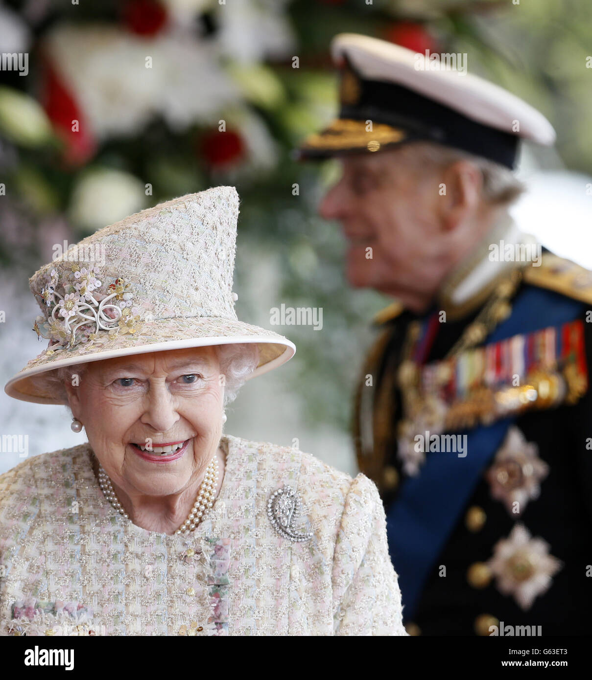 Queen elizabeth ii the president of the united arab emirates hi-res ...