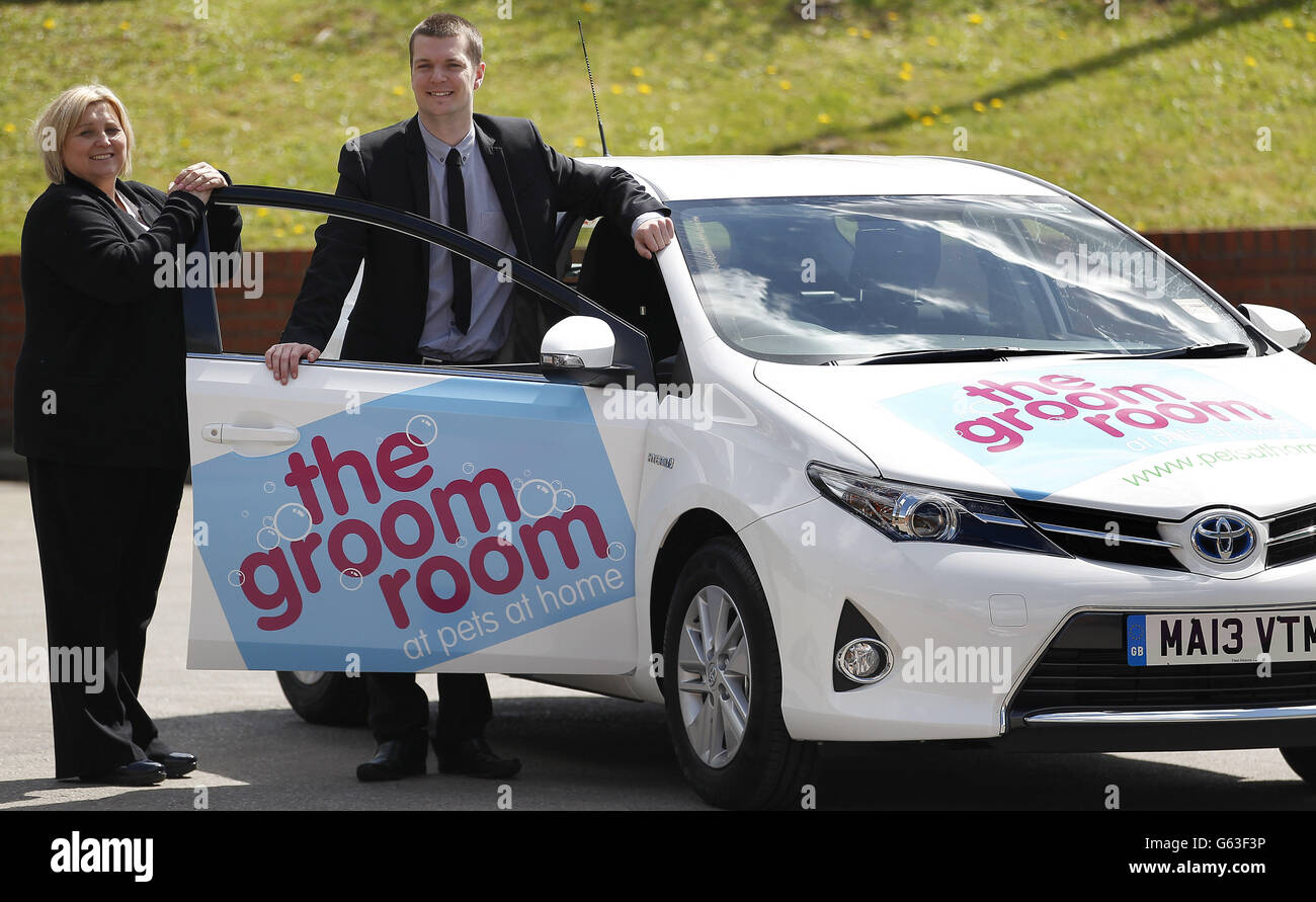 Simon McKee (right) and Colette Mansell alongside the new Pets at Home ...