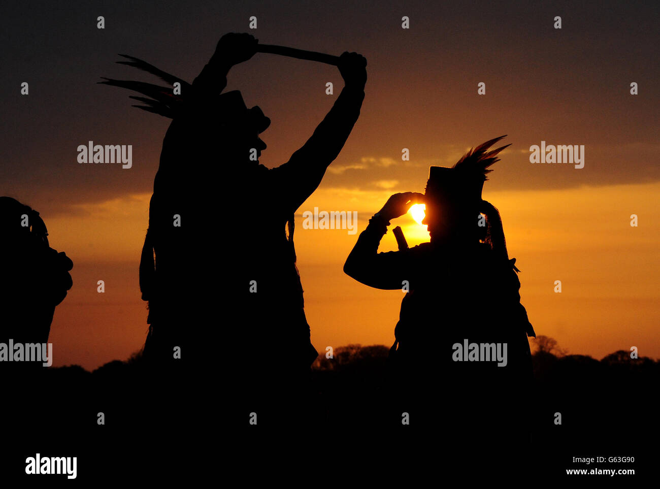 The Rackaback Border Morris dancers from Hull perform music and dancing ...