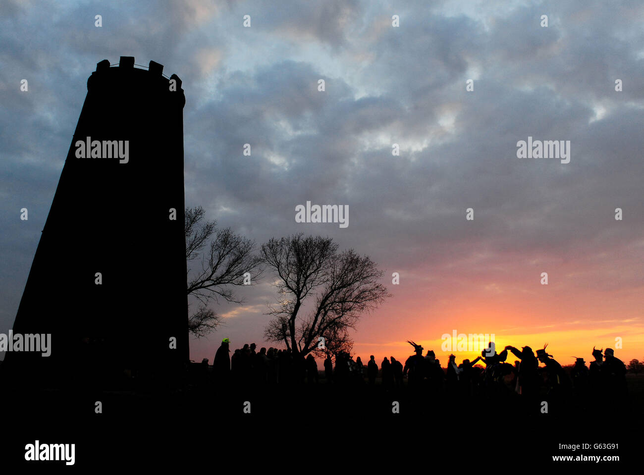 The Rackaback Border Morris dancers from Hull perform music and dancing ...