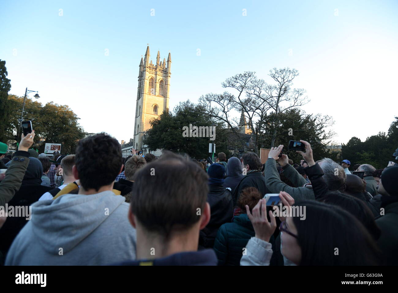 Students and local residents converse on Magdalen Bridge in Oxford to ...