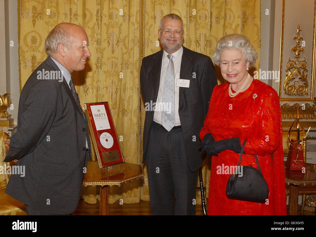 Gold jubilee queen elizabeth 2002 hi-res stock photography and images ...