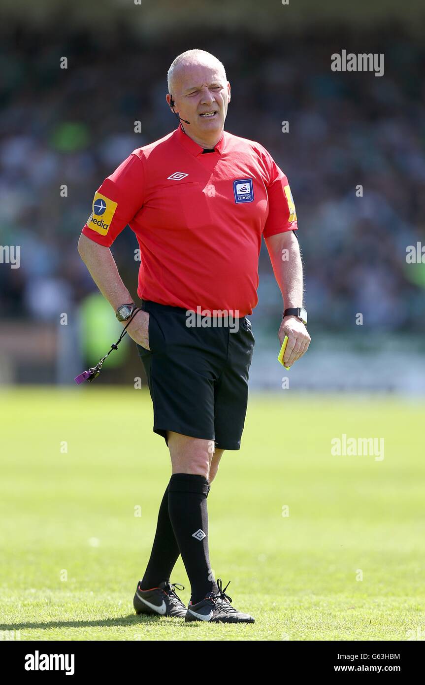 Match referee phil gibbs hi-res stock photography and images - Alamy