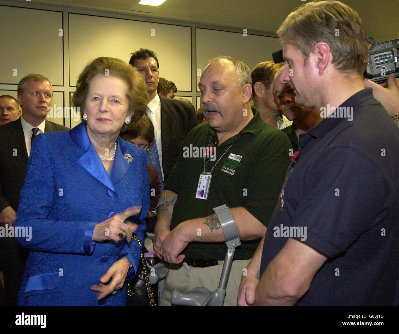 Former Prime Minister Lady Thatcher talks with Falklands war veterans ...