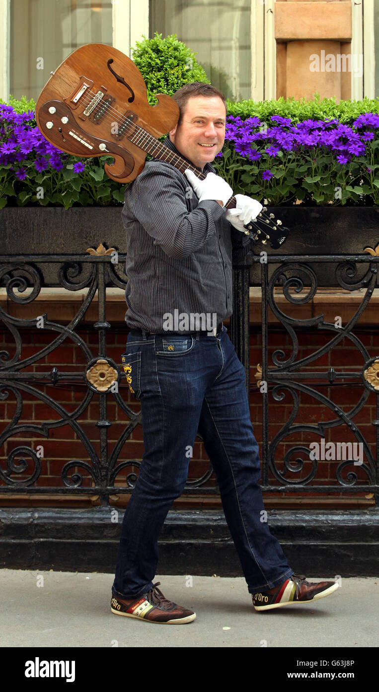 George harrison 1967 guitar hi-res stock photography and images - Alamy